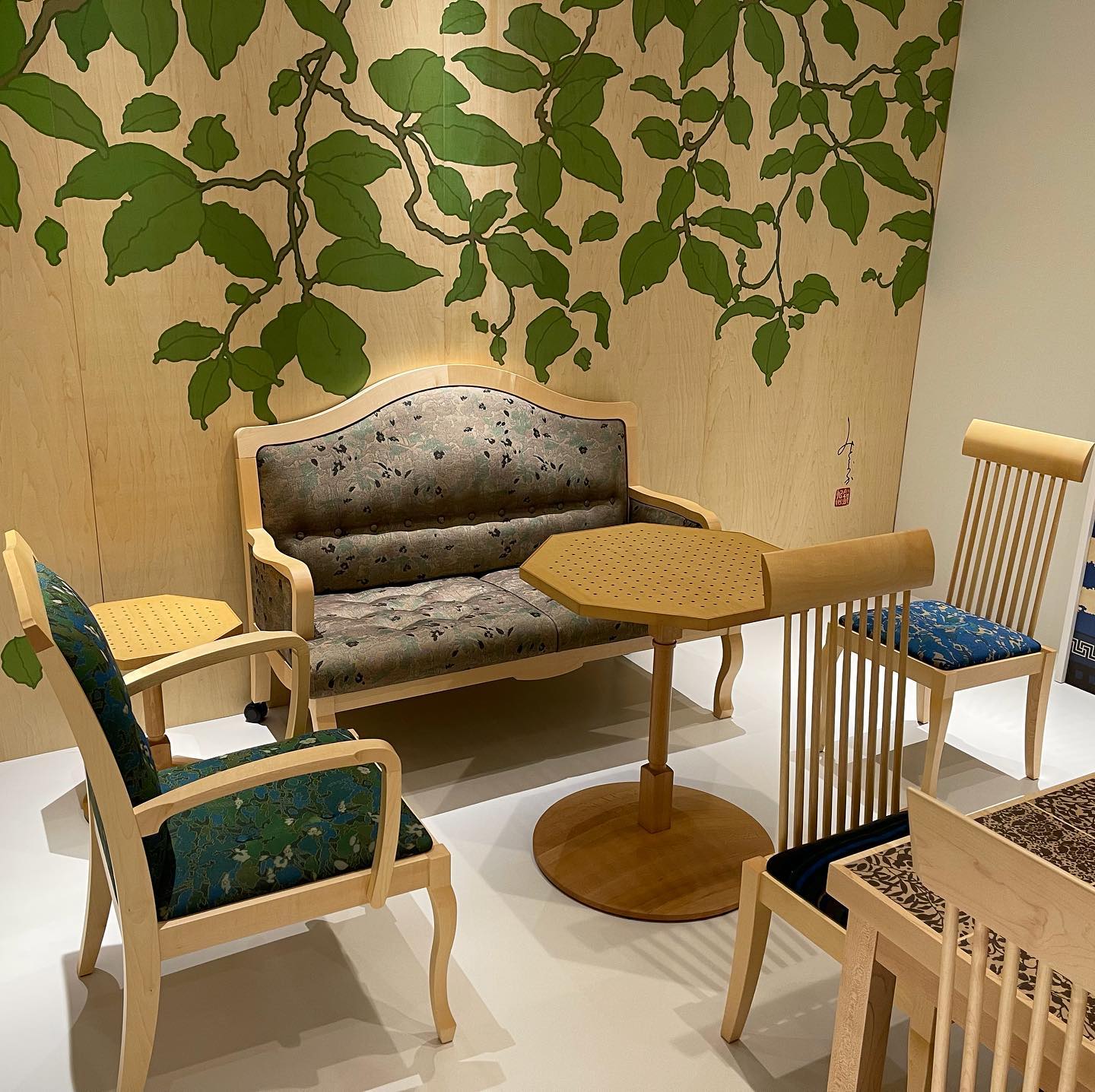 この度、大川社中では球磨川くだり発船場の復興支援として、家具の運送・設置 ・パネル取り付け等をボランティアで行わせていただきました。 また、グループ内のワンズコーポレーションからは、家具・建具 ...