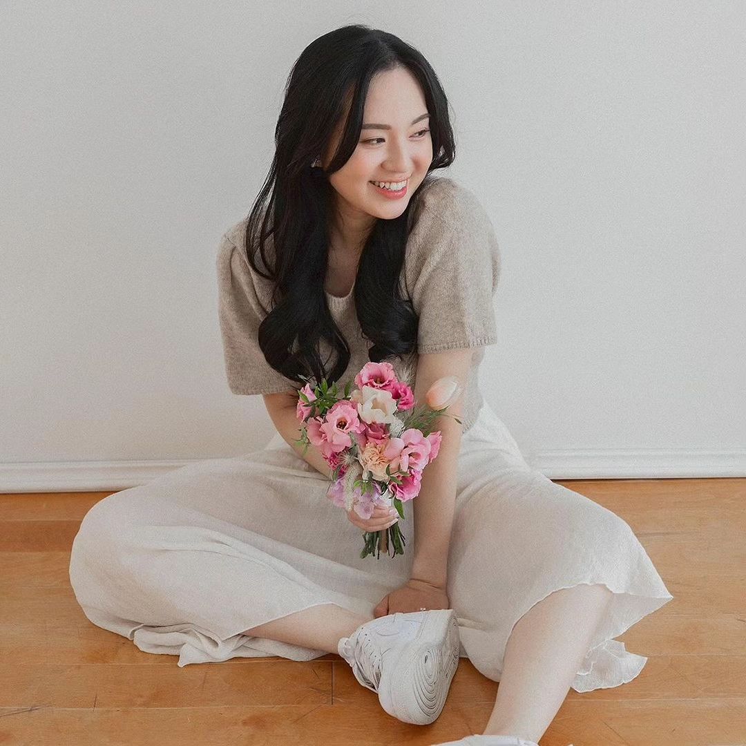 Our bride rocking the casual look in this stunning solo shot | SnapWidget