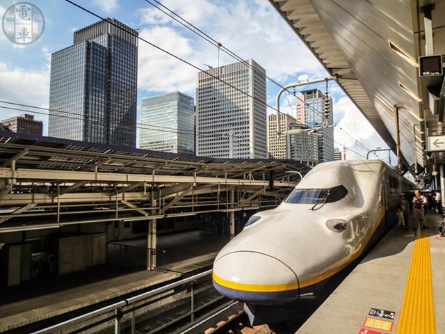 [EN] - JR East's series E4 double-decker shinkansen at Tokyo station ...